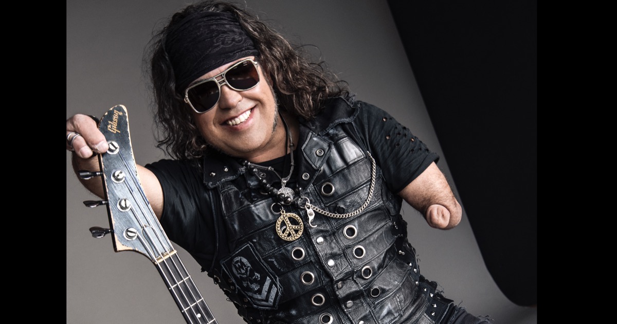 ENTREVUE! Personne ne rocke comme Martin Deschamps 🤘 | Articles | Les ...