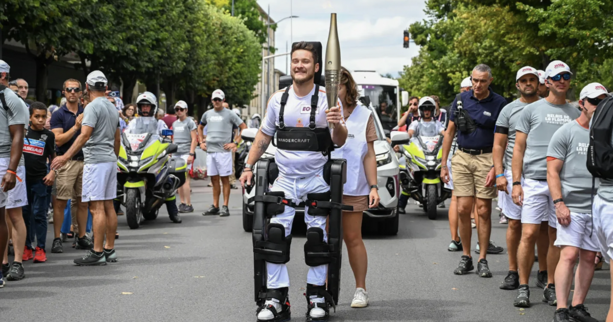 Il porte la flamme olympique… grâce à son exosquelette! | Articles ...